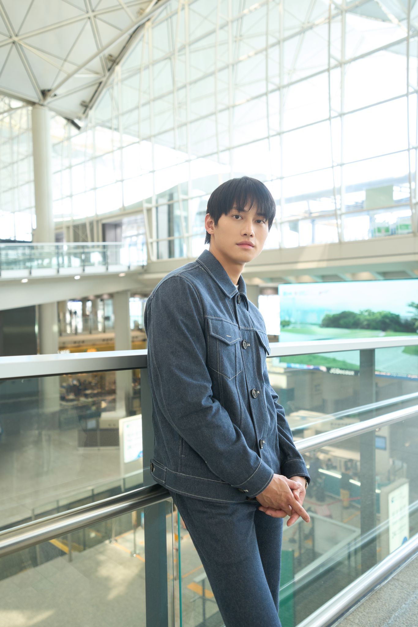 台灣大勢男星范少勳Loro Piana上身 一身休閒丹寧打扮帥氣抵港