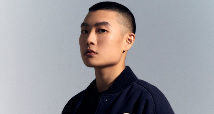 闇黑系創作魔人LEE「首張個人專輯」登場 與蛇共舞笑稱：牠涼涼的！