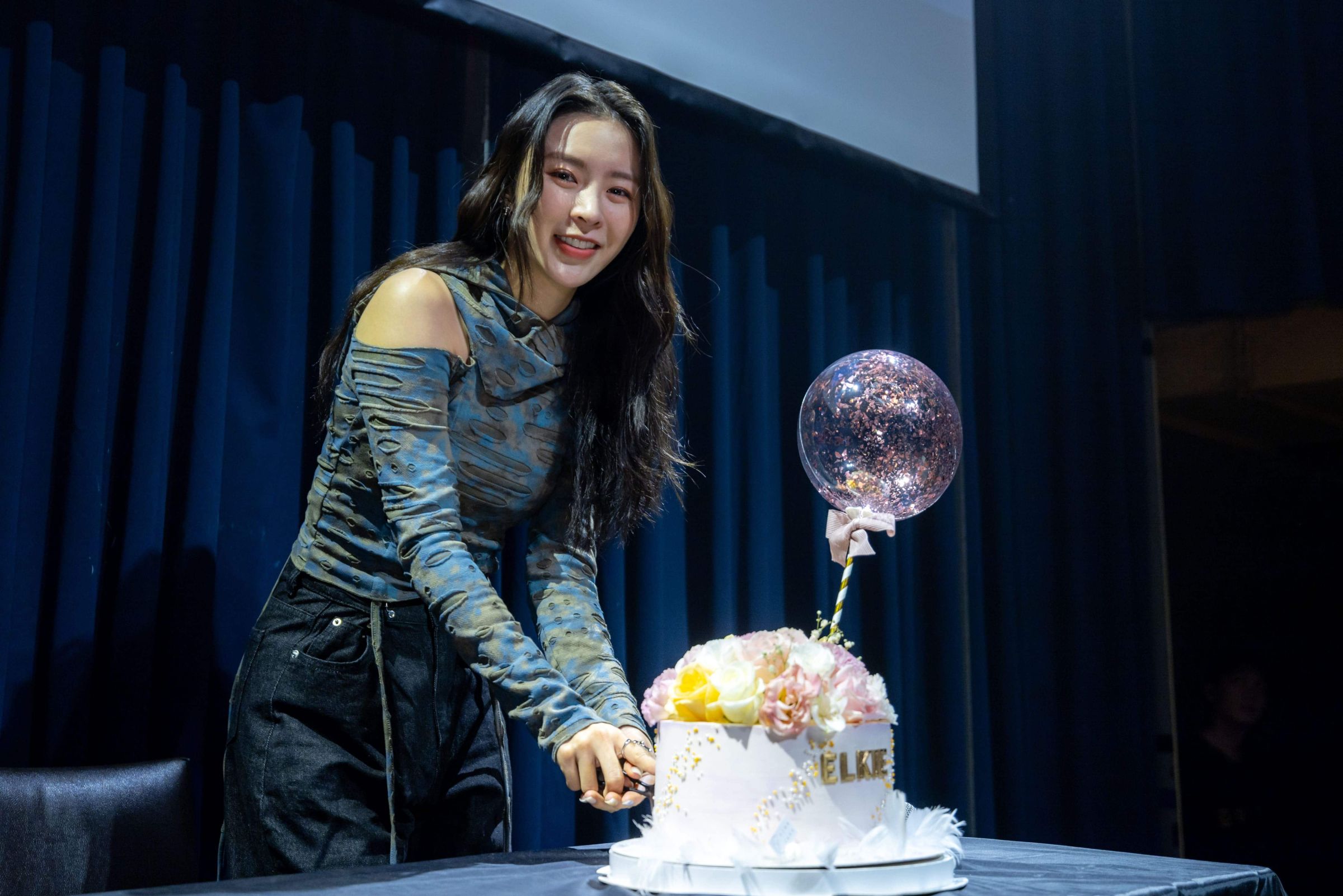 Elkie開心揪粉共度25歲生日！子瑜媽驚喜現身 粉絲福利送好送滿