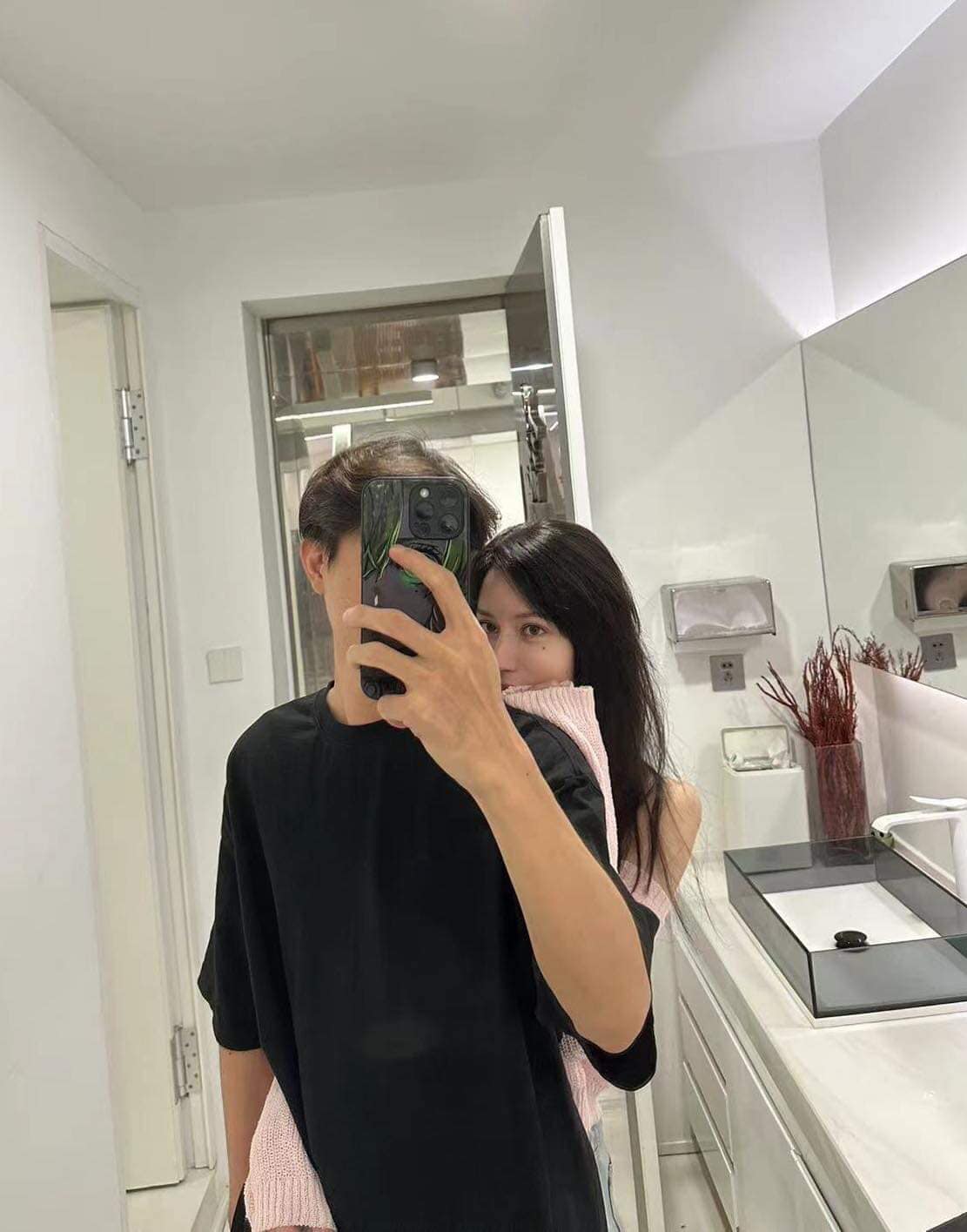 Keanna開砲謝和弦「別把自己過得可悲」！曬背後環抱照曝感情狀況