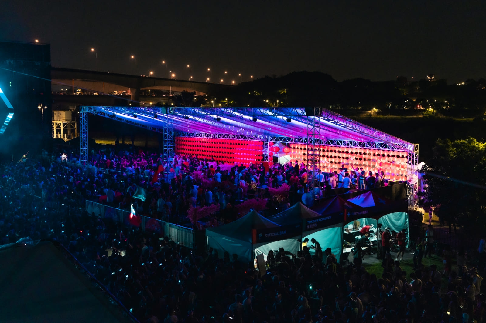 Ultra Taiwan單日超過2萬人朝聖！小馬丁、阿曼HIGH炸 璀璨煙火