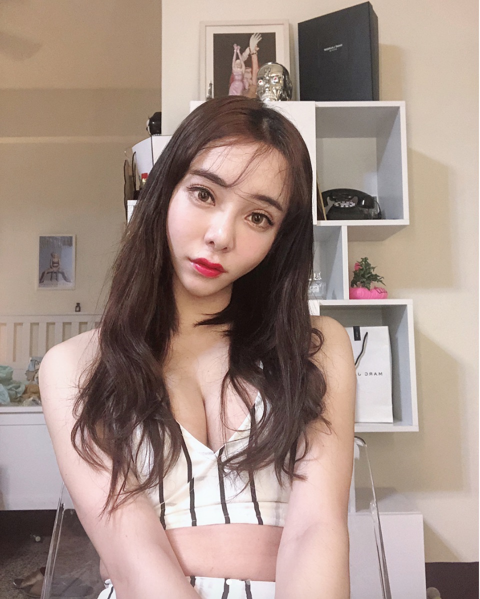 素顏大公開！業配展誠意 「Kiwebaby」 下海卸濃妝！真面目示人紅腫痘疤全現形