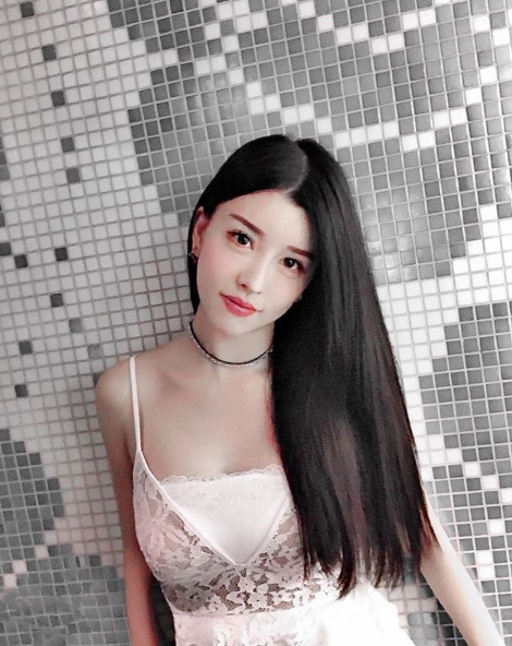 街頭坐大腿熱吻！BY2姐姐「Miko」被爆熱戀富二代 男方遭起底是《棒棒堂》底迪！