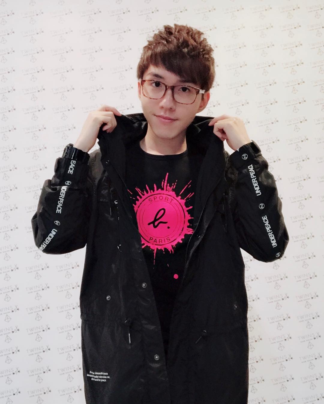 福利放送！「黑絲襪正妹」合作魔術師 雙手舉高「胸器貼牆」引網爆動：超脫魔術的境界了