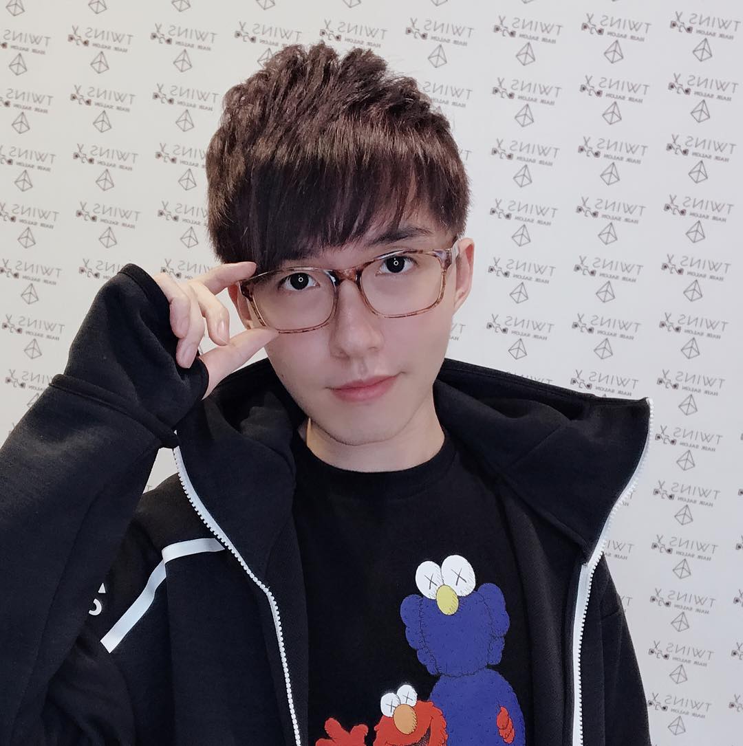 福利放送！「黑絲襪正妹」合作魔術師 雙手舉高「胸器貼牆」引網爆動：超脫魔術的境界了