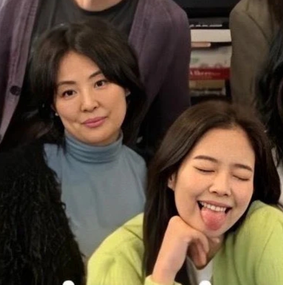 「Jennie媽媽正臉」曝光！網看傻：基因太強 本尊IG罕見公開出遊照！