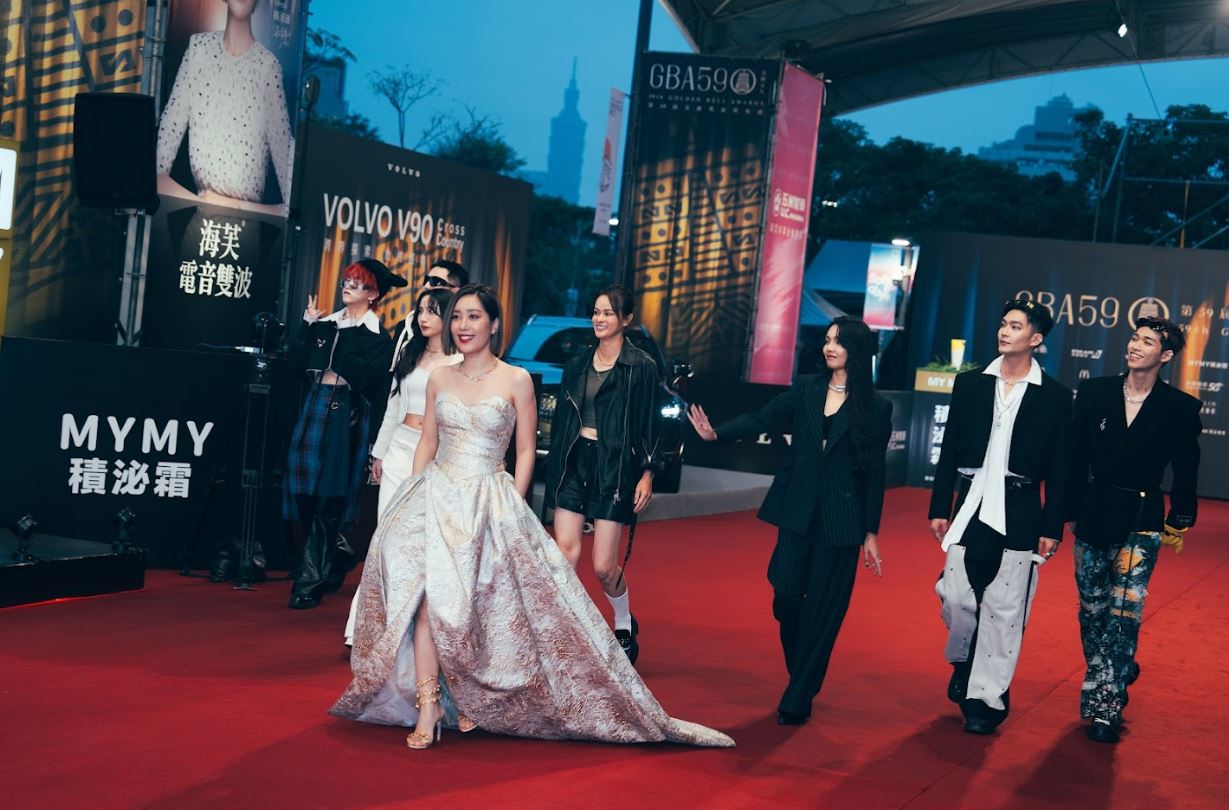 U:NUS倒車險撞KAXA！為打歌〈不怕星期一〉6人戲精上身狂拍迷因